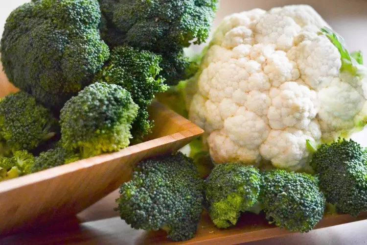 Wie man rohen Brokkoli und Blumenkohl einfriert